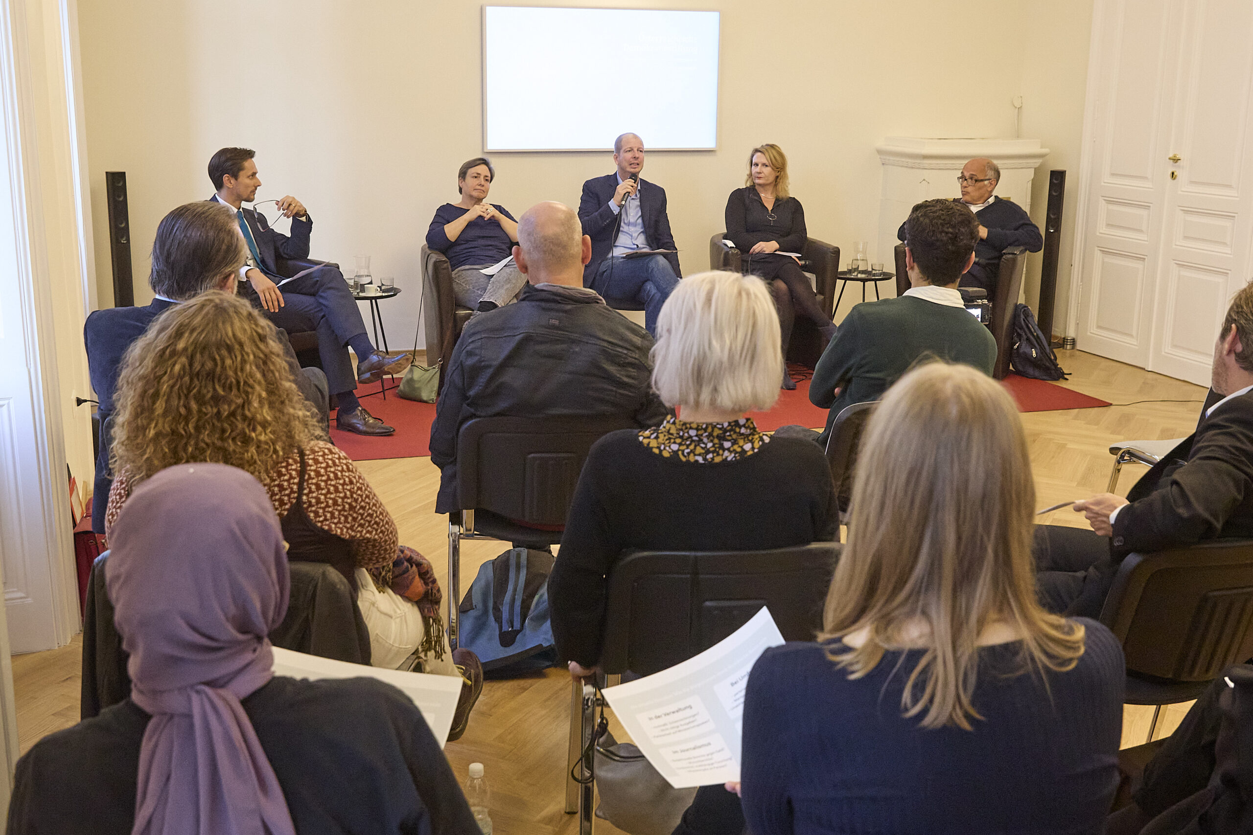 Podiums­diskussion der Demokratiestiftung - Mezzanin